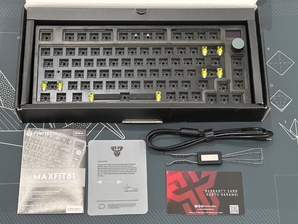 FANTECH MAXFIT81 – MECHANICAL KEYBOARD WITH OLED DISPLAY (in English ...